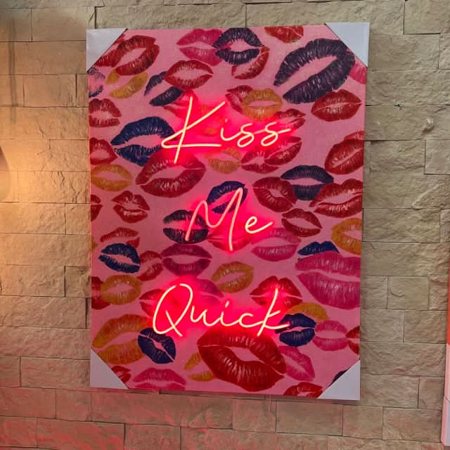 LED Wandbild - Kiss me Quick – Sofa4You